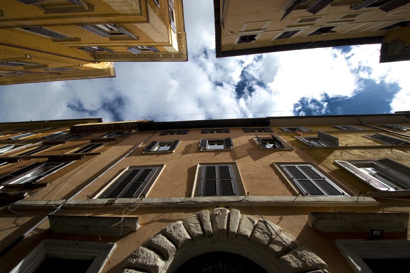 Cielo tra i palazzi di Roma – Roma4u